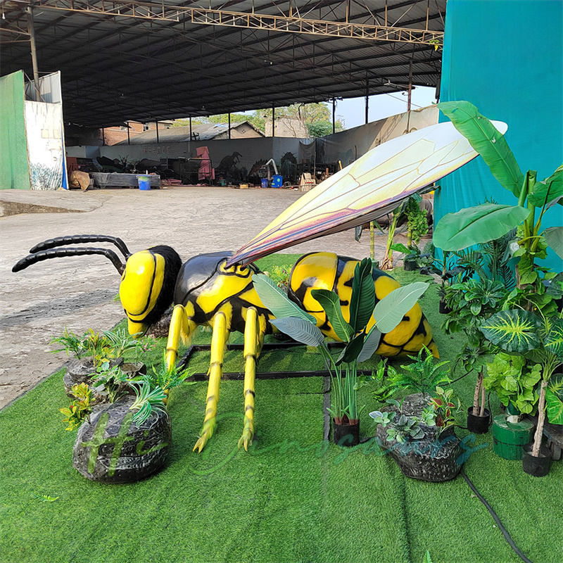 Realistic Giant Animatronic Wasp Insect | Hidinosaurs