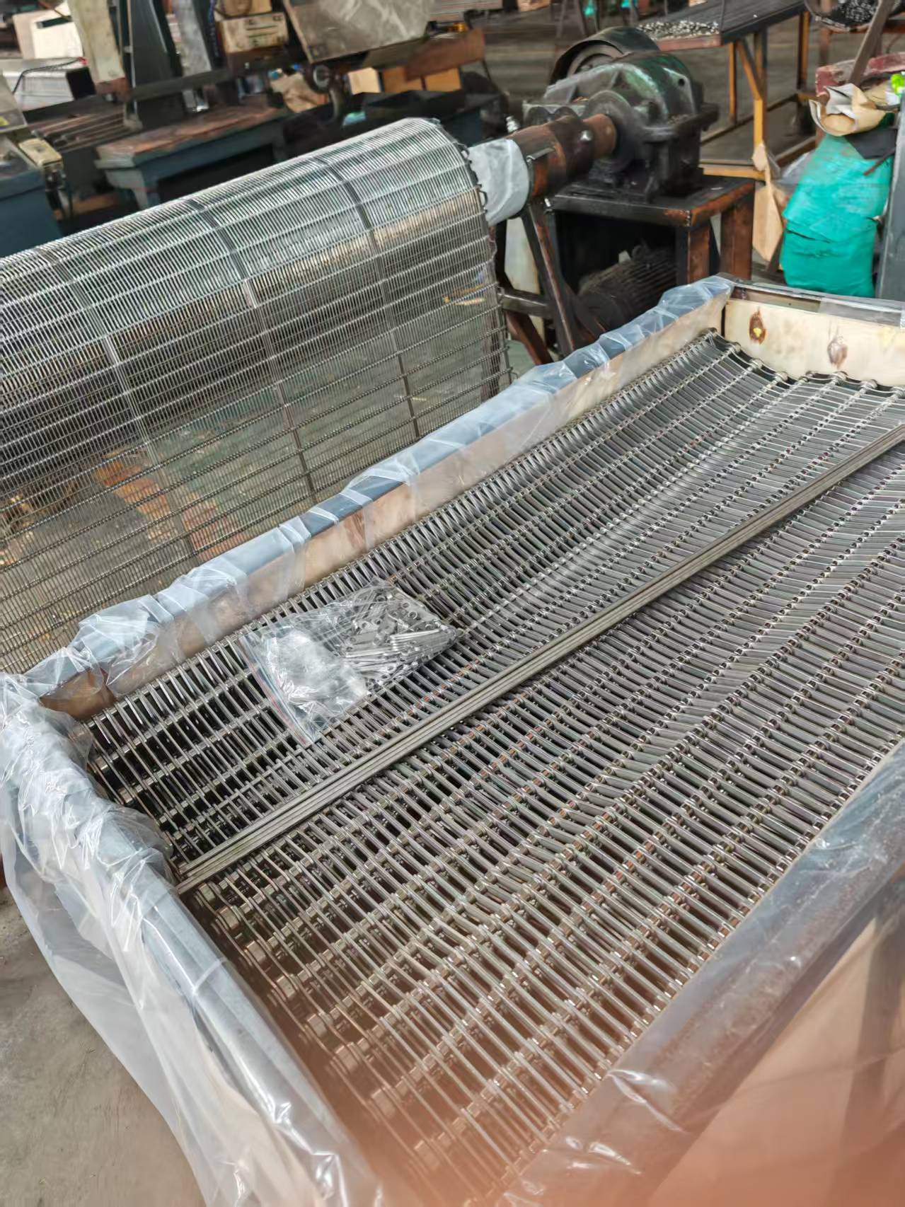 Heavy-Duty SUS 304 Conveyor Belt for Abrasion-Intensive Processes - HUADA
